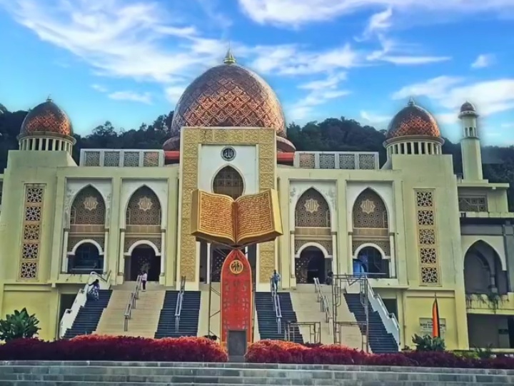 Replika Al-Qur'an Berukuran Raksasa Jadi Ikon Wisata Religi di Islamic ...